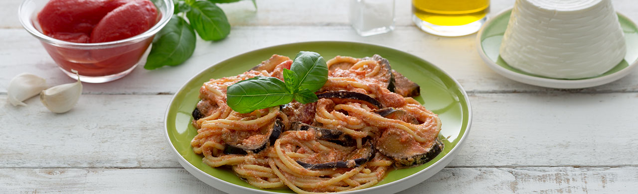 Pasta alla norma con ricotta | Vallelata Mozzarelle e Formaggi Freschi ...